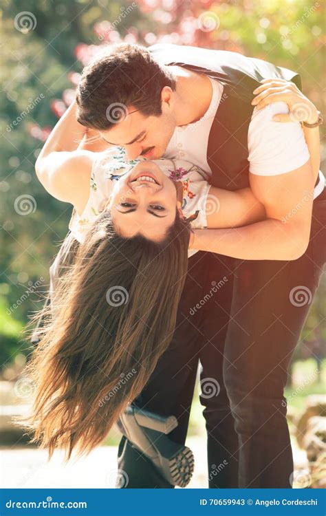Lamour Passionné Couplent Des Relations Romantiques Femme Et Homme
