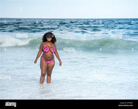 Copacabana Girl Bikini Fotos Und Bildmaterial In Hoher Auflösung – Alamy