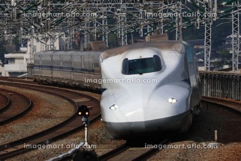【jr西日本】n700系「のぞみ」（山陽新幹線：三原駅）の写真素材 [231597040] イメージマート