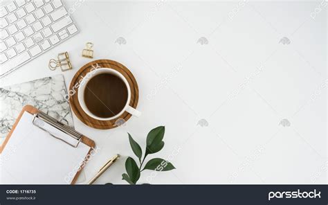 میز اداری تخت خوابیده با نمای بالا فضای کاری با کلیپ برد خالی صفحه کلید