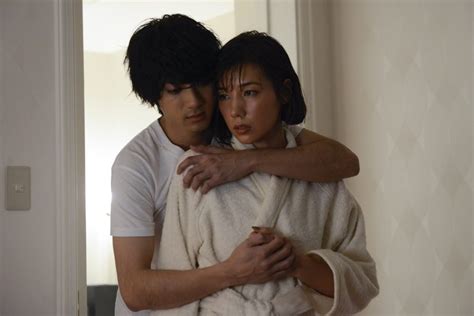 テレ朝post 仲里依紗、夫以外のイケメンとベッドイン 色気漂う“濃密ショット”公開