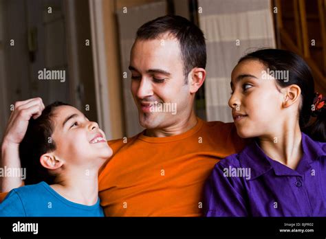 Le Père Avec Son Fils Et Sa Fille Photo Stock Alamy