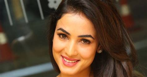 Sonal Chauhan Sexy Cleavage Show At Telugu Film “pandaga Chesko