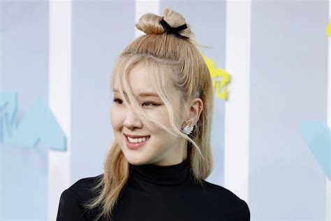 Listen Blackpinks Rose Bruno Mars Release Apt Single Music Video