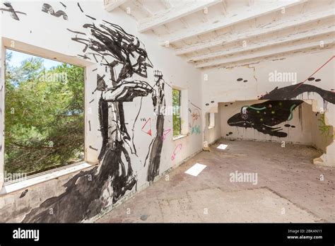 Graffiti Dentro De Edificio Abandonado Fotografías E Imágenes De Alta