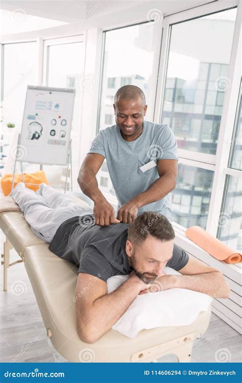 Uomo Adulto Piacevole Che Ha Un Massaggio Fotografia Stock Immagine
