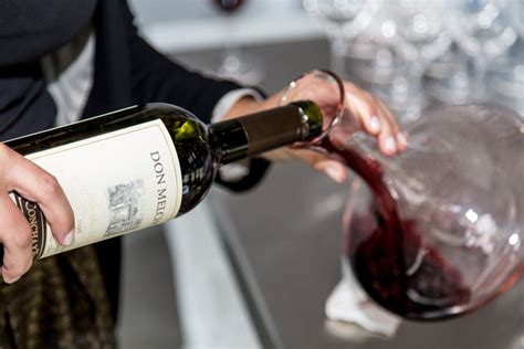 8 Reglas Para Servir Un Vino De Manera Profesional Concha Y Toro