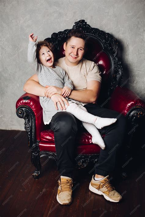 Portrait De Père Aimant Avec Sa Fille Sur Ses épaules Photo Premium