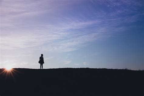 무료 이미지 수평선 산 구름 하늘 소녀 해돋이 일몰 햇빛 아침 언덕 바람 새벽 황혼 서 있는 저녁