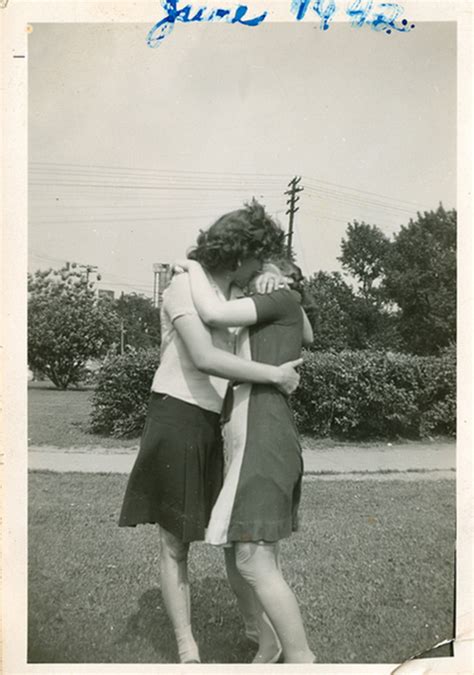 Vintage Affectionate Ladies – 36 Old Snapshots Of Women Expressed Their