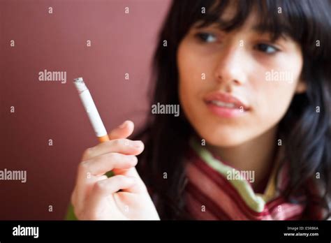 Teenager Mädchen Rauchen Zigaretten Stockfotografie Alamy