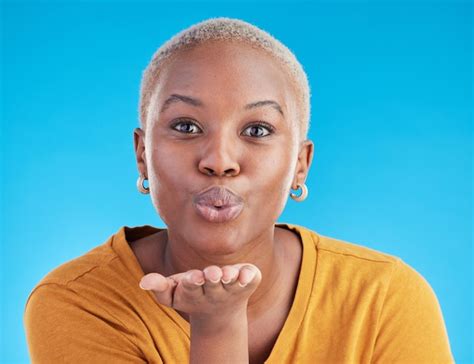 Baiser Soufflant Fond Bleu Et Portrait De Femme Noire Avec Emoji Pour L