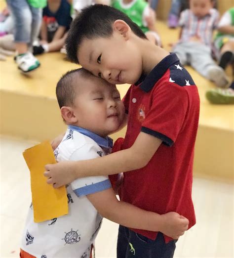 【万婴鄱阳园】弟弟妹妹起来嗨，哥哥姐姐带你飞！ 万婴鄱阳幼儿园 万婴教育