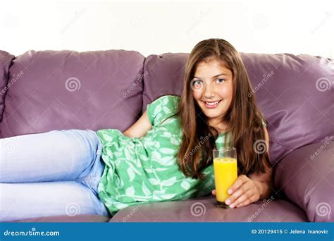 Giovane Adolescente Che Beve Il Succo Di Arancia Immagine Stock
