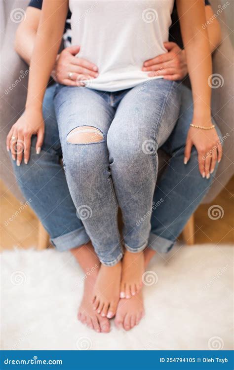 Jovencita Sentada En El Regazo De Su Novio Imagen De Archivo Imagen