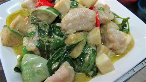 Krua Apsorn เขียวหวานลูกชิ้นปลากรายผัดแห้ง