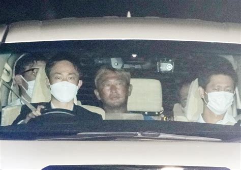 ガーシー容疑者を送検 東京湾岸署の前には約50人の報道陣 社会写真ニュース 日刊スポーツ