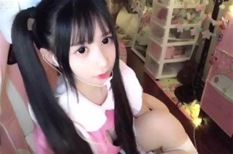 全民蔡萝莉连麦才艺比拼惨败遭惩罚，网友：直播穿白丝月入百万