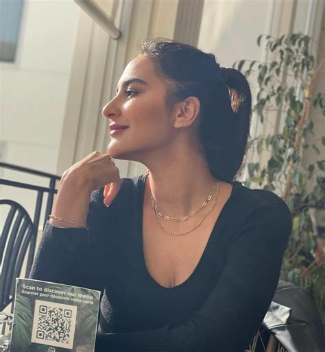 من هي زوجة ياسين بونو التي تعرضت للتنمر من معجباته بسبب شكلها شاهد