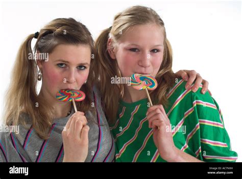 Zwei Junge Maedchen Mit Lutschern Two Young Girls Sucking Lollipops