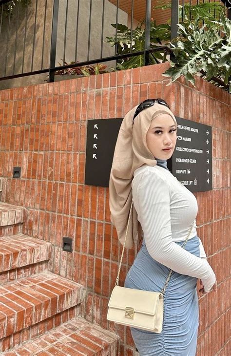 Pin By Azmie On Makcik Hot Beautiful Hijab Beautiful Muslim Women