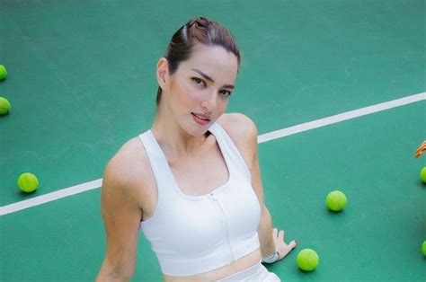 Gaya Barbie Nia Ramadhani Kenakan Tube Top Mini Nan Seksi Body