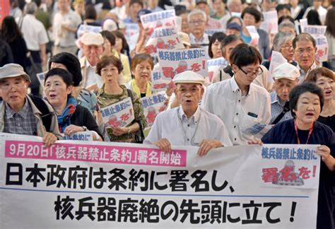 毎小ニュース：国際 核兵器禁止条約 50か国が署名 毎日新聞