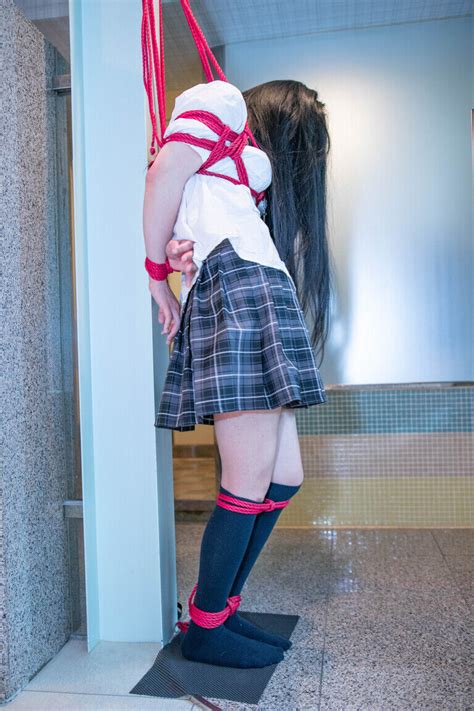 【制服】 制服姿の女の子が柱に縛りつけられてムチ責めされる N子 【無料動画】深水の庭〜女の子の拘束動画を配信 深水 の商品｜ファンティア