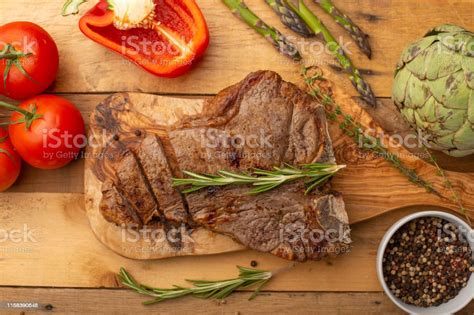 Steak Daging Sapi Marmer Di Papan Dengan Lada Rosemary Bumbu Dan
