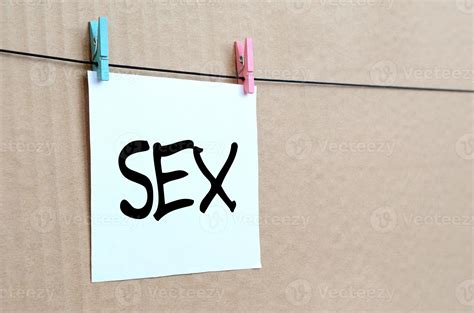 Sexo La Nota Está Escrita En Una Pegatina Blanca Que Cuelga Con Una
