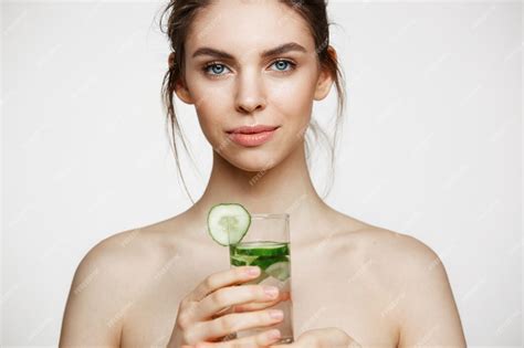 Jeune Belle Fille Nue Avec Une Peau Parfaitement Propre Souriant