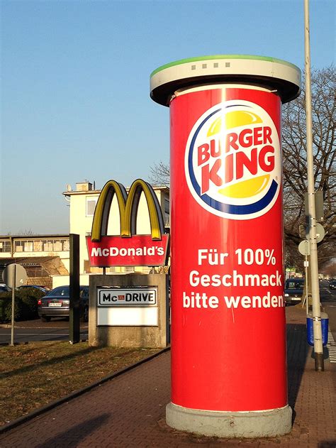 Burger King Werbung Vor Mc Donalds Restaurant