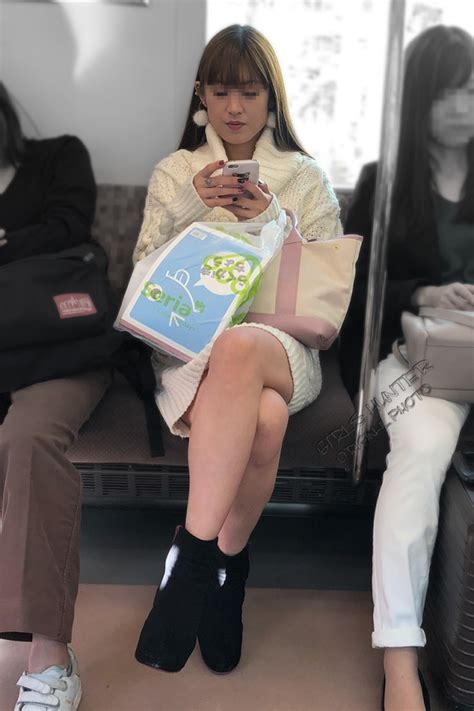 【電車チラリ画像】ギャルの対面に座ったら、まずはエロい脚とデルタゾーンのパンチラチェックw 盗撮パンチラ画像王