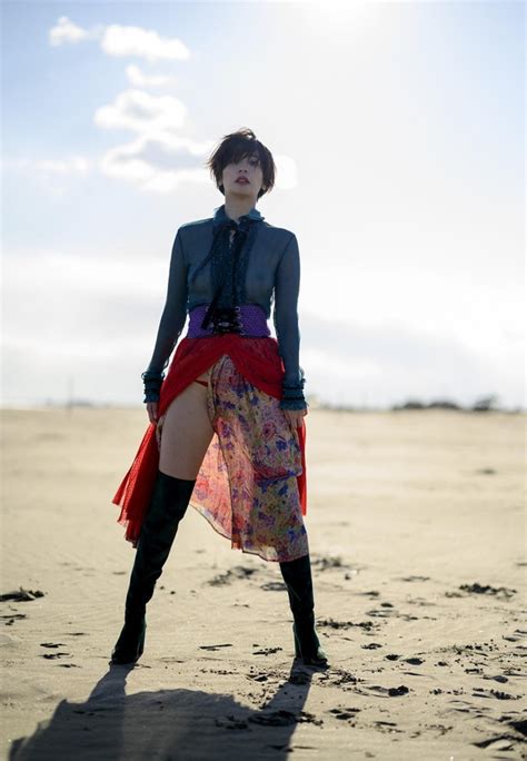 ＜画像6 11＞山崎真実、お気に入りの写真は「下着姿でベッドの端に座っている写真です」｜ウォーカープラス