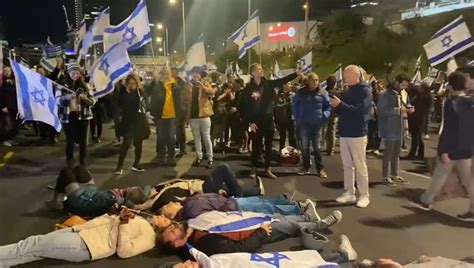 המחאה נגד הרפורמה המשפטית מפגינים נשכבו על הכביש וחסמו את נתיבי איילון