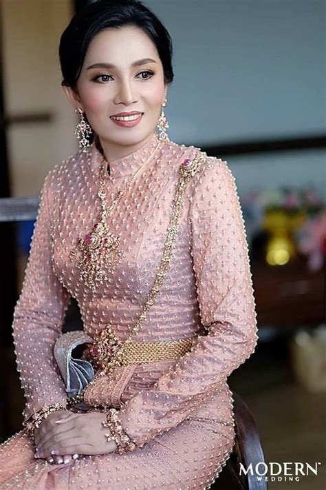 ปักพินโดย Vilai Noi ใน Thai Costume ชุดแต่งงานลูกไม้ แฟชั่น สวย