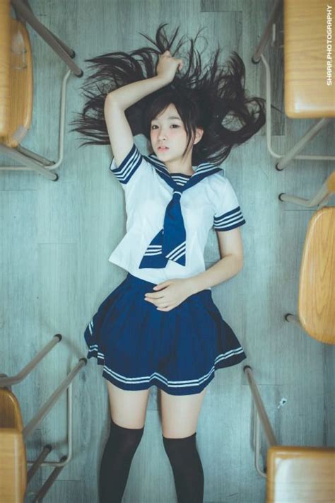 パイパンの妹が街中で体育座りパンチラしてる画像10枚 可愛い校生 Free Download Nude Photo Gallery