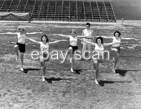 Raquel Welch Leggy Cheesecake 8x10 Photo 21 Eur 17 00 Picclick Fr