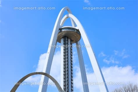 快晴の青空と見上げたツインアーチ138タワーの写真素材 [202305818] イメージマート