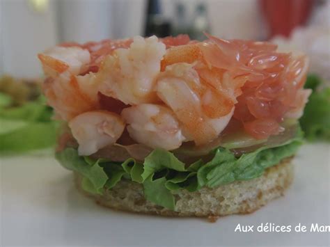 Salade De Crevettes Au Pamplemousse Et Saumon Fumé Sur Toast Grillé Au