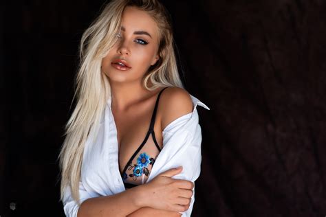 Blonde Model Face Women Indoors Women Blue Eyes Juicy Lips