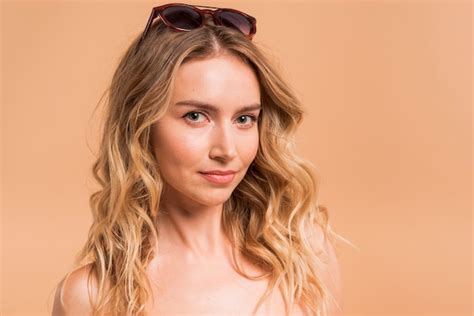 Schöne Junge Blonde Frau In Der Sonnenbrille Kostenlose Foto
