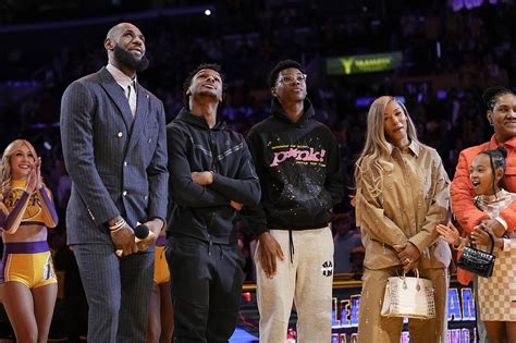 Lebron James Labels His Wife As The Real Mvp Who Is Savannah Foto