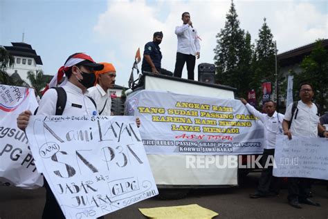 Aksi Unjuk Rasa Guru Honorer Tuntut Kejelasan Nasib Republika Online
