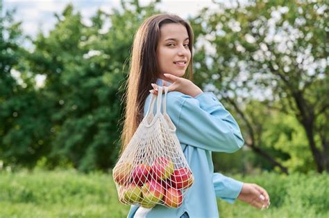 Retrato Ao Ar Livre De Uma Linda Adolescente Com Um Saco De Malha De