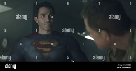 Superman Und Lois Aka Superman And Lois Von Links Tyler Hoechlin Als