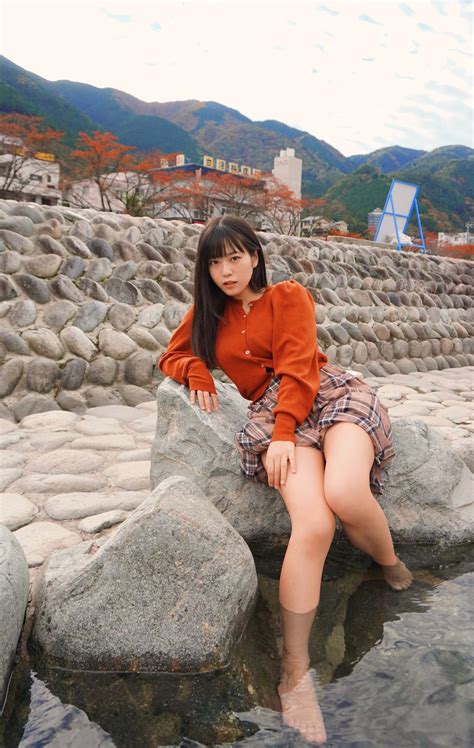 二刀流グラドル・東雲うみ、セクシーな美脚を披露した足湯姿が「グラビア映え」と話題 Entame Next アイドル情報総合ニュースサイト