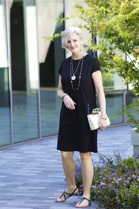 I Like How She Layered Her Jewelry Here Mature Fashion 60 Fashion