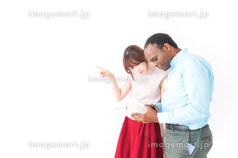 外国人観光客の道案内をする若い女性の写真素材 [174683805] イメージマート