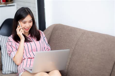 Premium Photo Beautiful Asian Woman Lying On Bed Using Laptop
